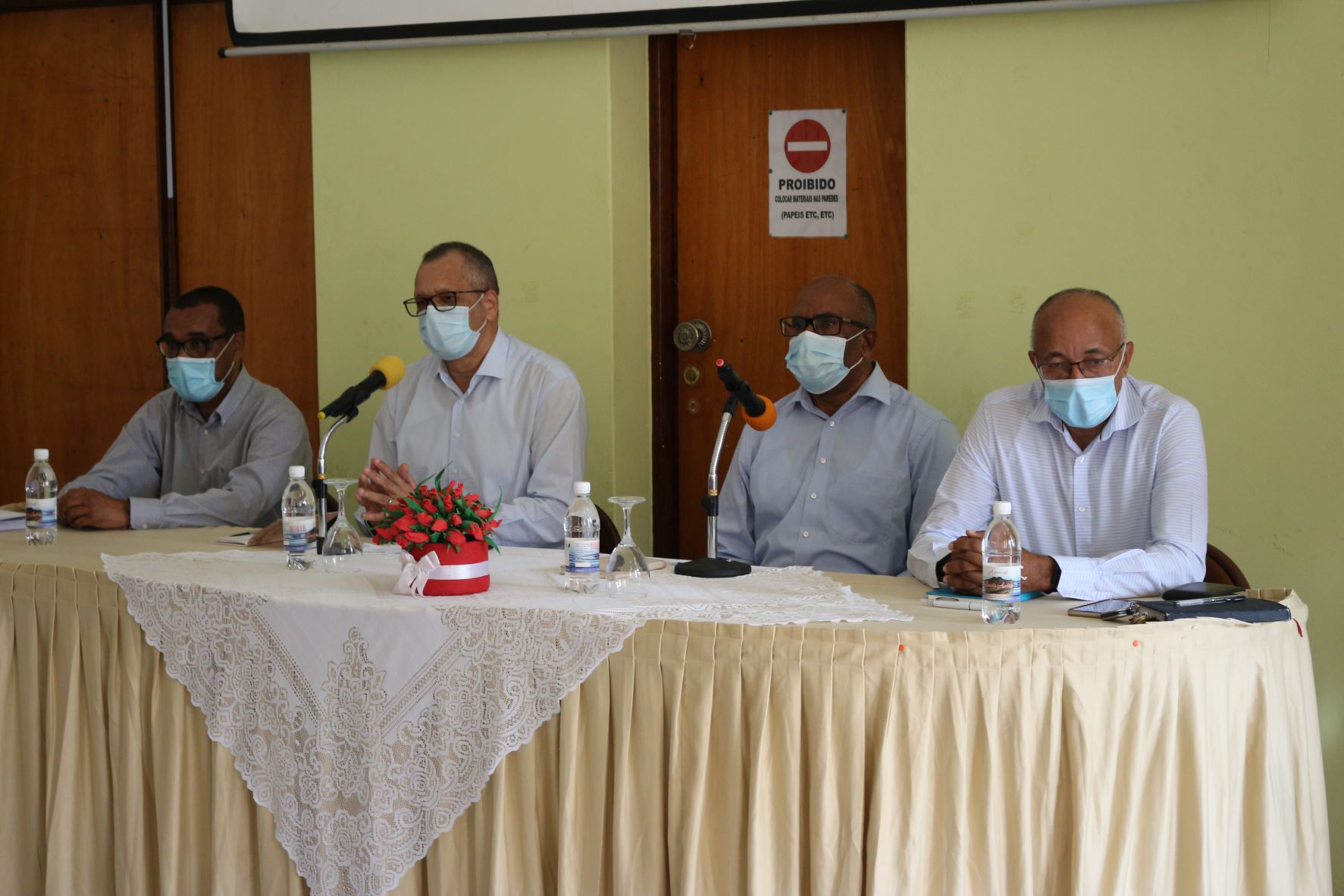 Ministro Alexandre Monteiro em diálogo com produtores de aguardente de ...