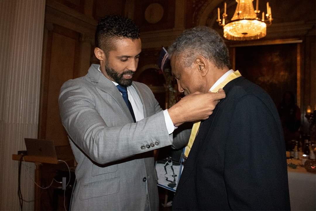 Carlos Monteiro condecora Rui Atanásio com Segundo Grau da Medalha de ...