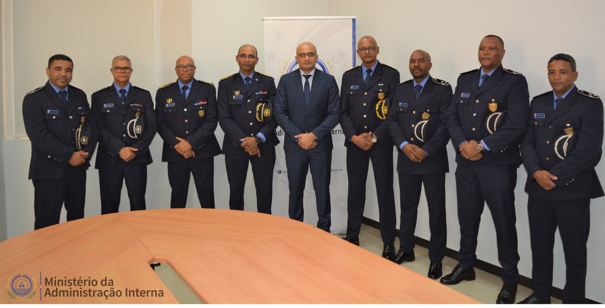 MAI confere posse aos novos Dirigentes da Policia Nacional e da Direção ...