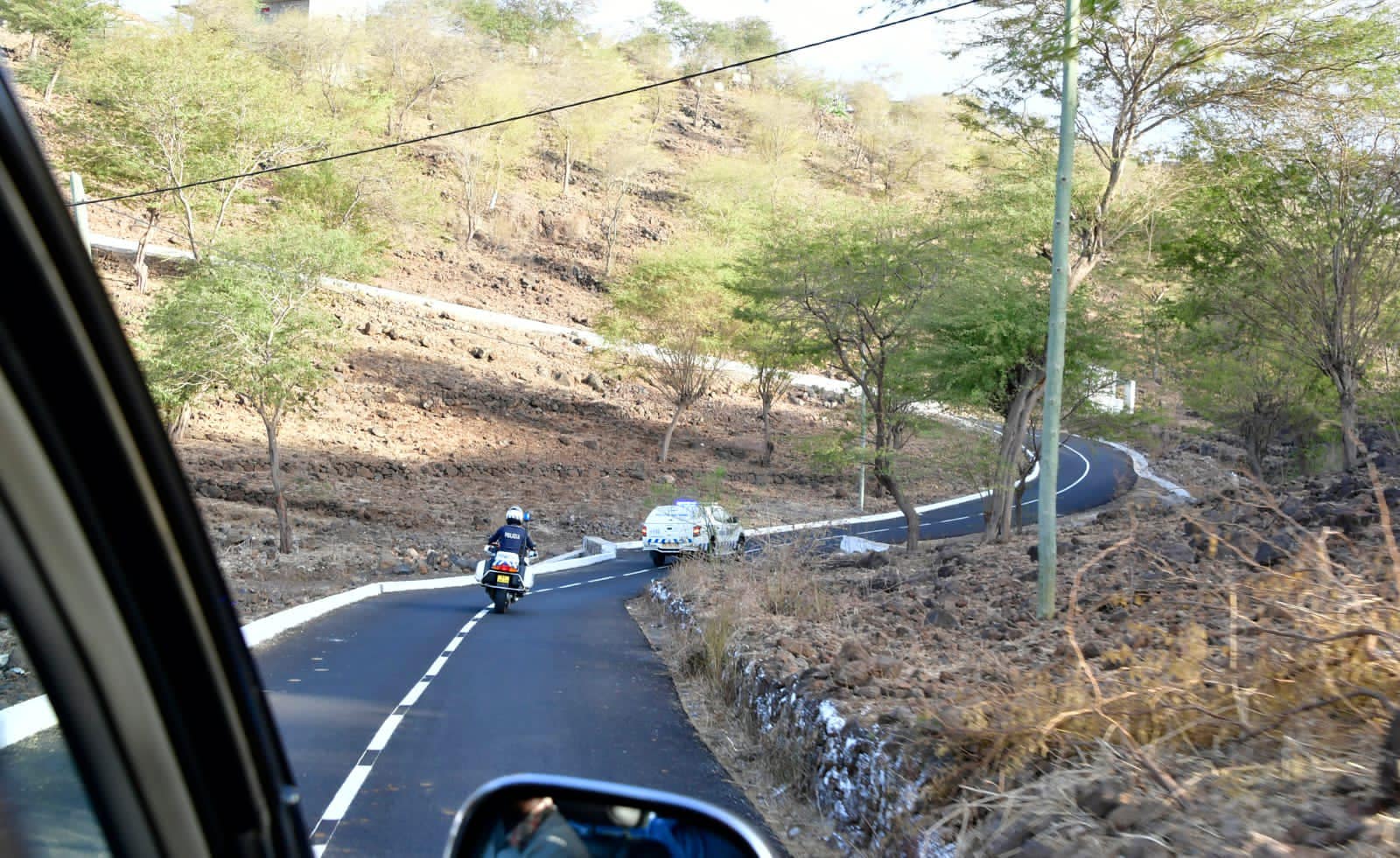 Primeiro Ministro inaugura estrada asfaltada Achada Monte a Palha Carga ...