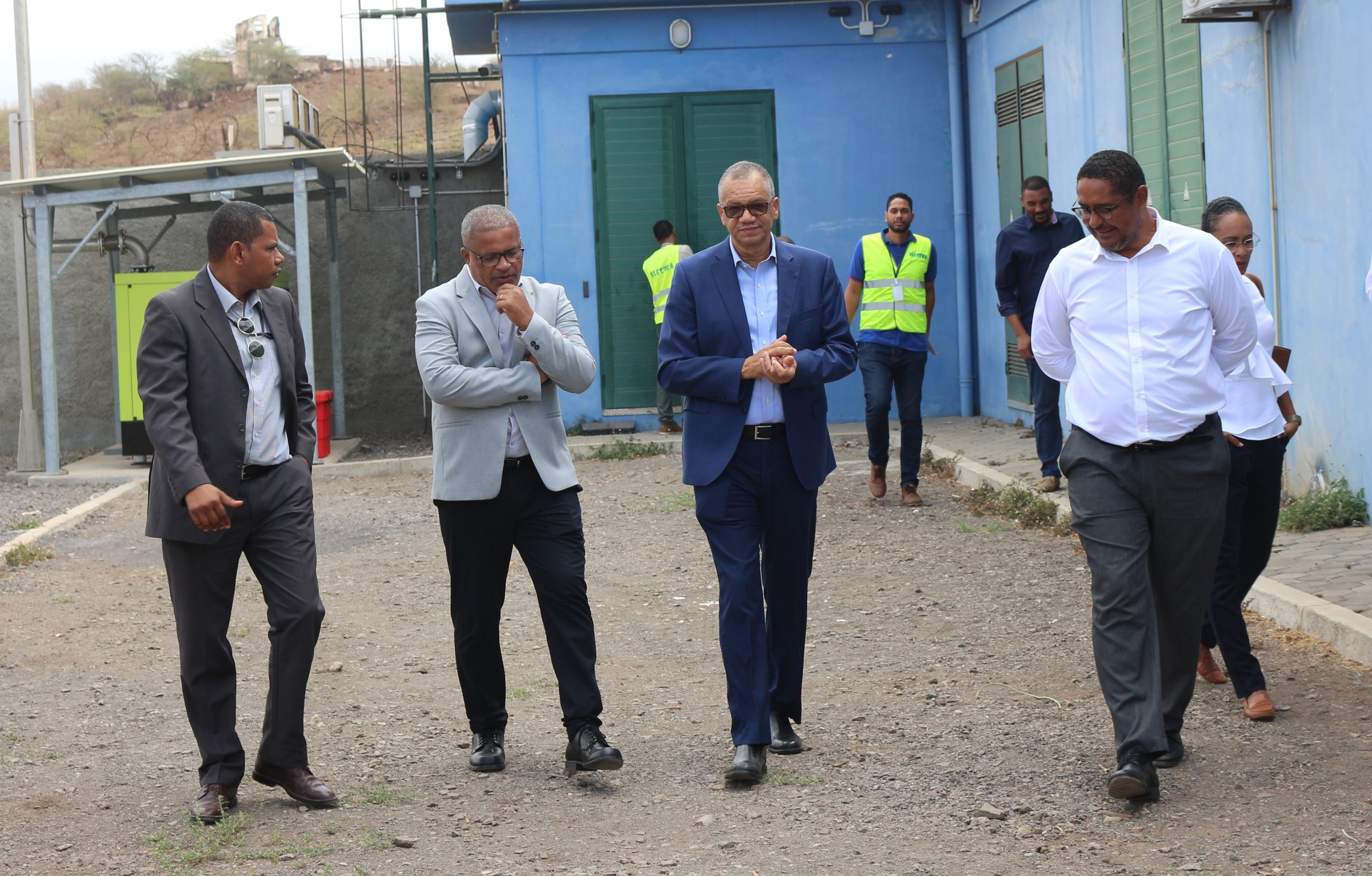 Ministro Alexandre Monteiro visita CERMI e Electra - Governo de Cabo Verde