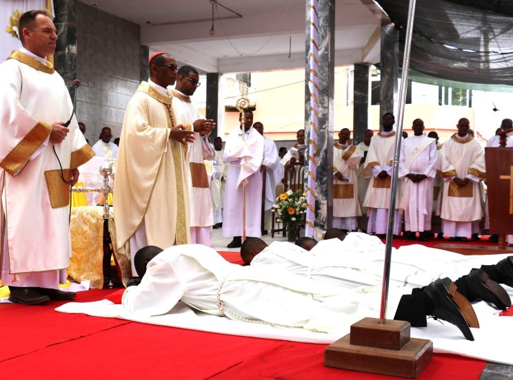 Ministra Filomena Gonçalves na cerimónia solene de ordenação de padres ...
