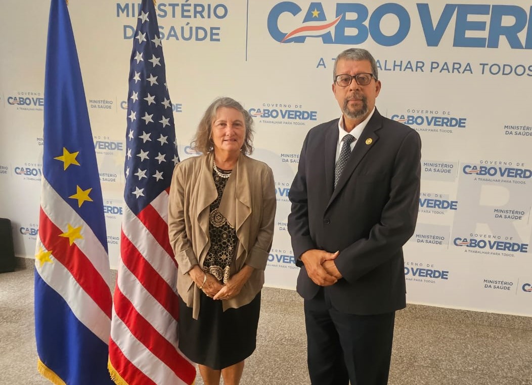 Ministro da Saúde e Embaixadora dos Estados Unidos da América reuniram-se tendo o sector da ...